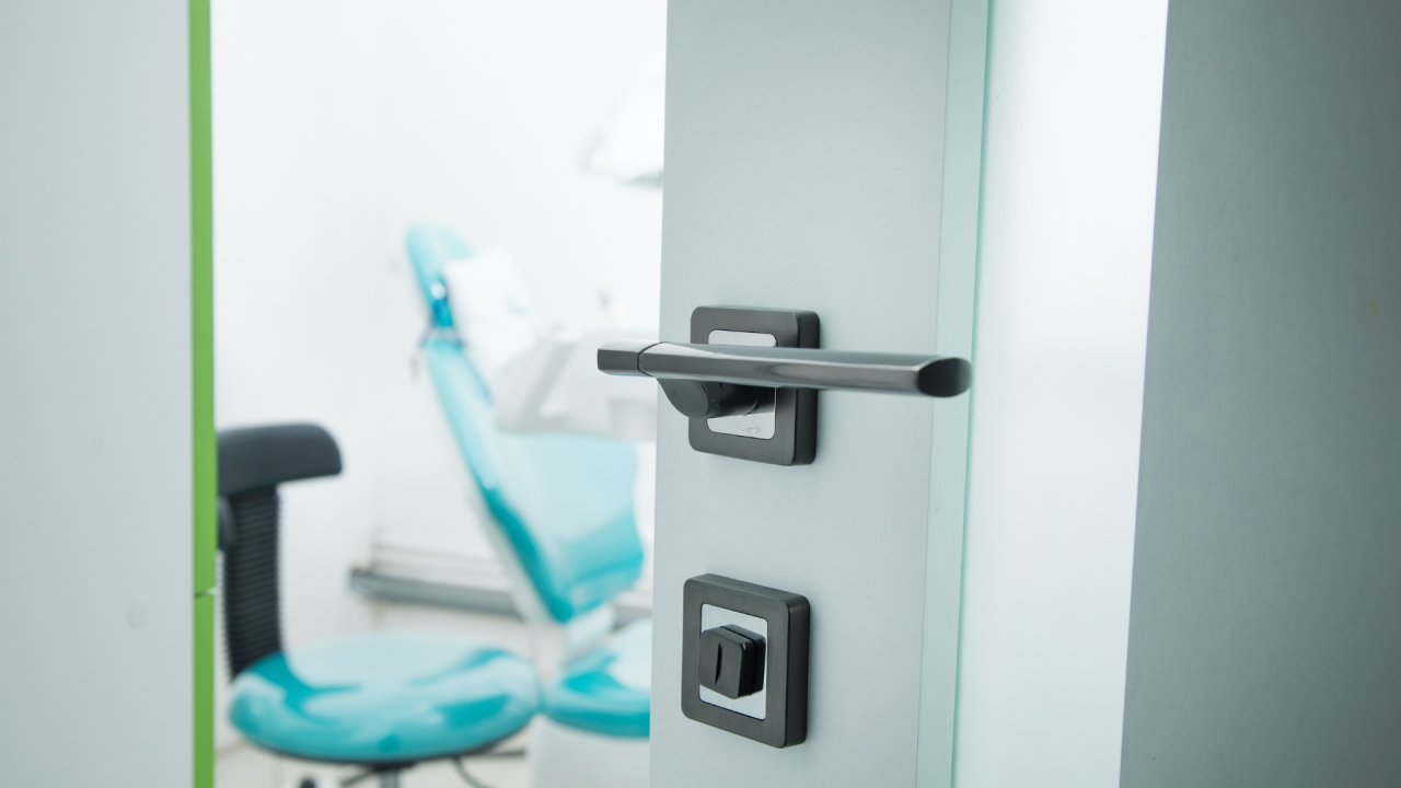 Guide patients with digital door signs | Wachtkamerschermen